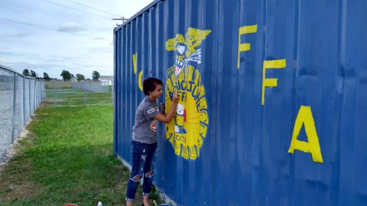 West Central C.U.S.D. #235 - Art Club Paints FFA Mural